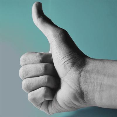 Duimbasis artrose geeft pijn doordat het kraakbeen in de duim versleten is.